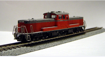 した。区別を容易にする為、車体色をDF200に準じて、従来塗装から白帯を抜いた新塗装としています。